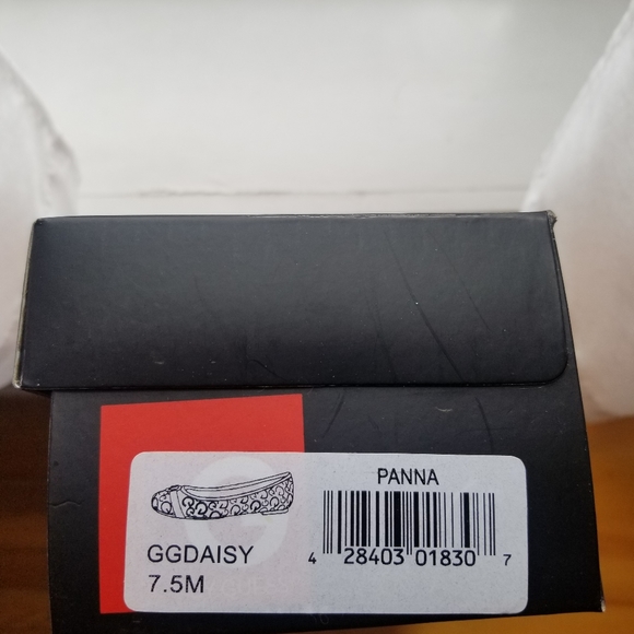 G by Guess | Shoes | New In Box G By Guess Daisy Flats Panna Size 75 ...